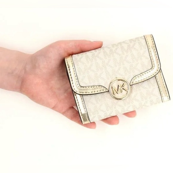 Michael Kors | Bags | Nwot Mk Leida Medium Metallic Signature Logo ...